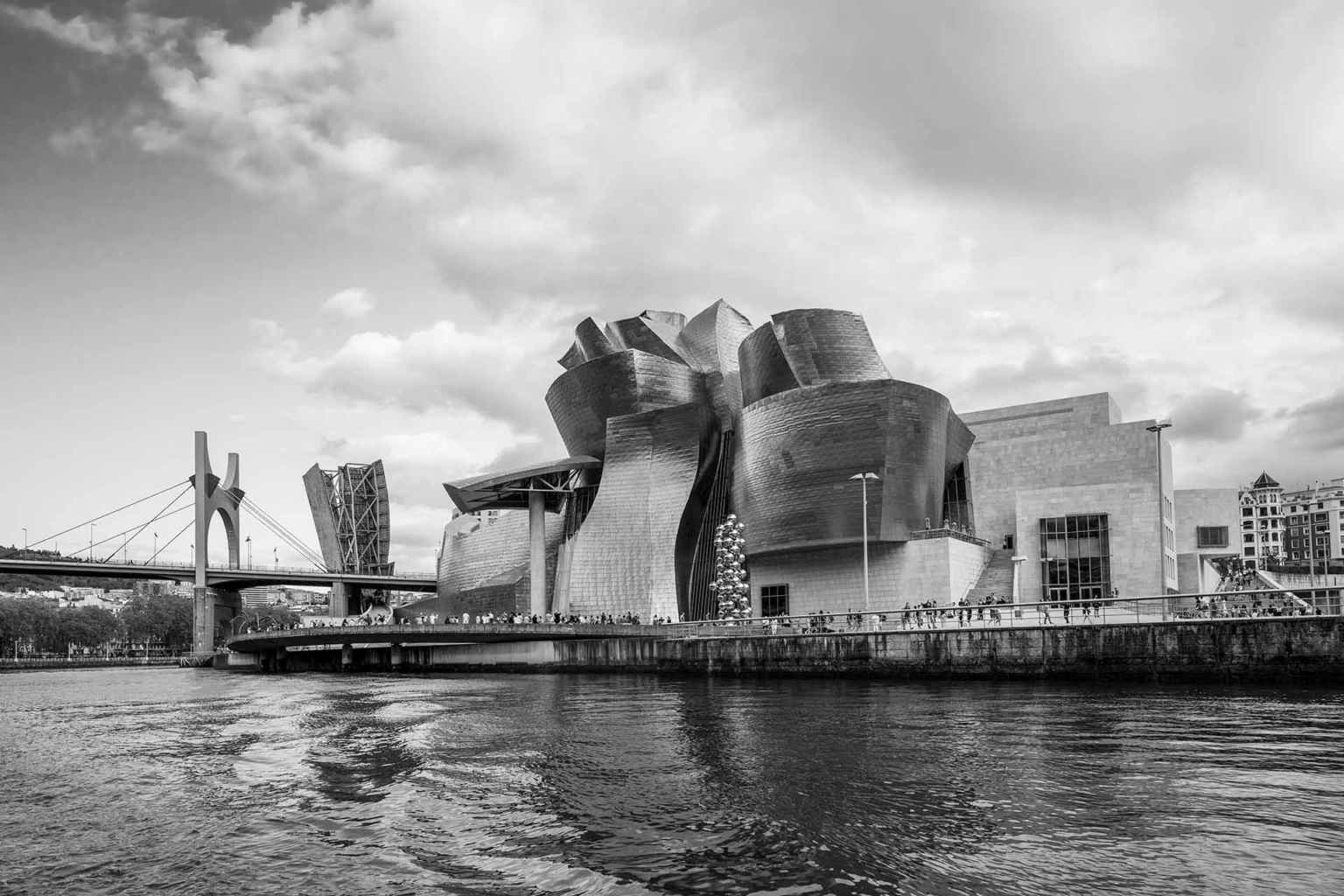 Frank Gehry สถาปนิกผู้สร้าง Guggenheim Museum Bilbao หนึ่งในงานที่ ...